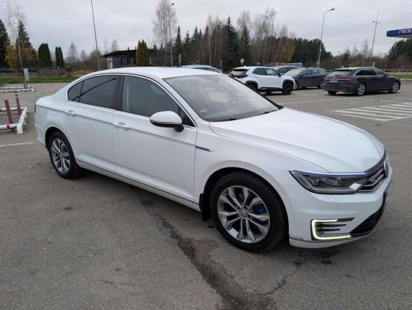 White Volkswagen Passat 2016 in Kaunas, with an engine capacity of 1.40 L and mileage of 244 thousand km for 10450 €, photo 6 on AUTOMOTO.COM.LV