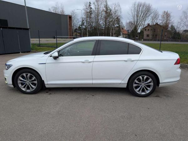 White Volkswagen Passat 2016 in Kaunas, with an engine capacity of 1.40 L and mileage of 244 thousand km for 10450 €, photo 7 on AUTOMOTO.COM.LV