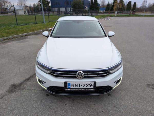 White Volkswagen Passat 2016 in Kaunas, with an engine capacity of 1.40 L and mileage of 244 thousand km for 10450 €, photo 8 on AUTOMOTO.COM.LV