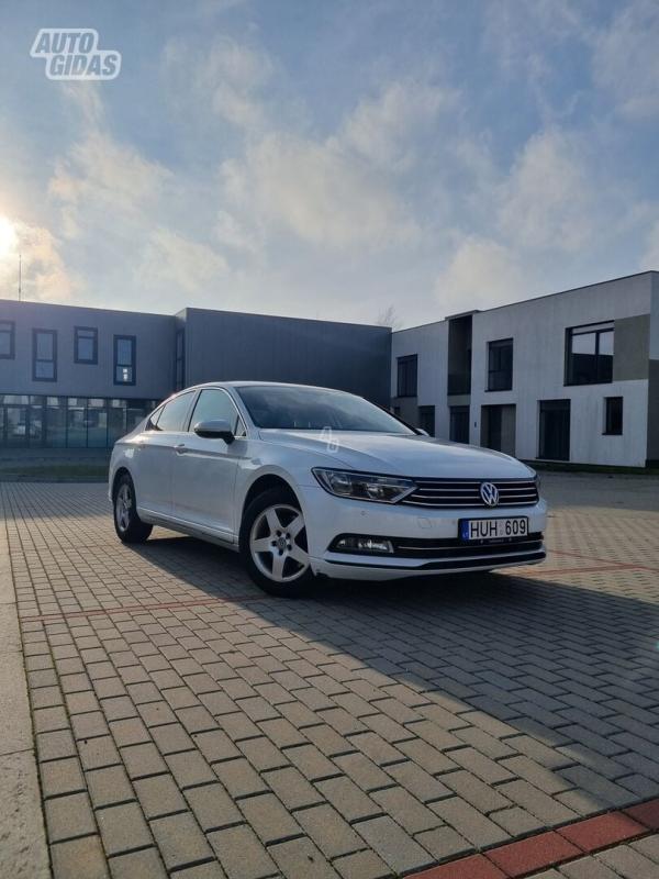 White Volkswagen Passat 2016 in Vilnius, with an engine capacity of 1.40 L and mileage of 153 thousand km for 10399 €, photo 4 on AUTOMOTO.COM.LV