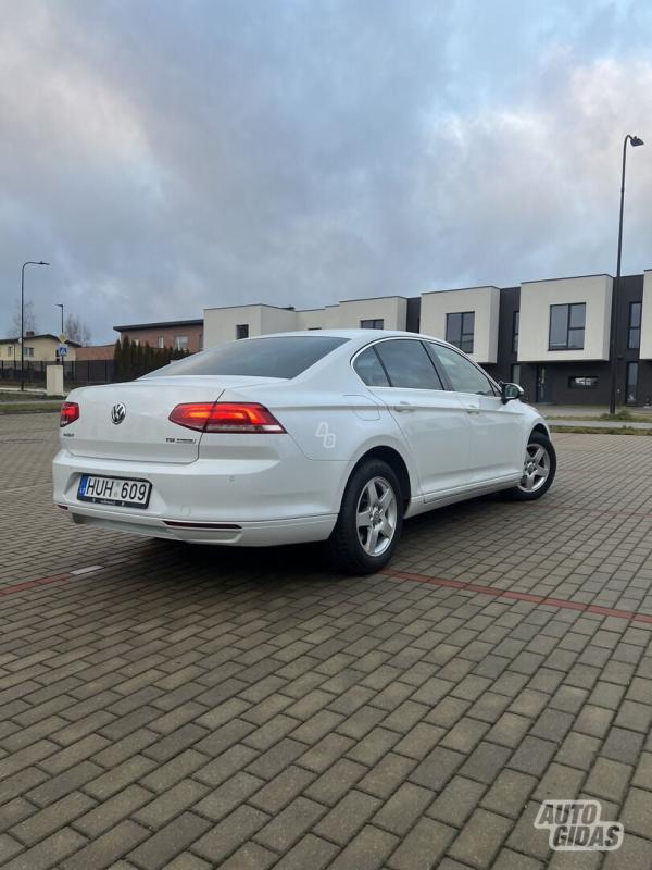 White Volkswagen Passat 2016 in Vilnius, with an engine capacity of 1.40 L and mileage of 153 thousand km for 10399 €, photo 7 on AUTOMOTO.COM.LV
