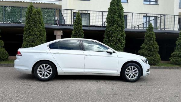 White Volkswagen Passat 2016 in Vilnius, with an engine capacity of 1.40 L and mileage of 209 thousand km for 6900 €, photo 4 on AUTOMOTO.COM.LV