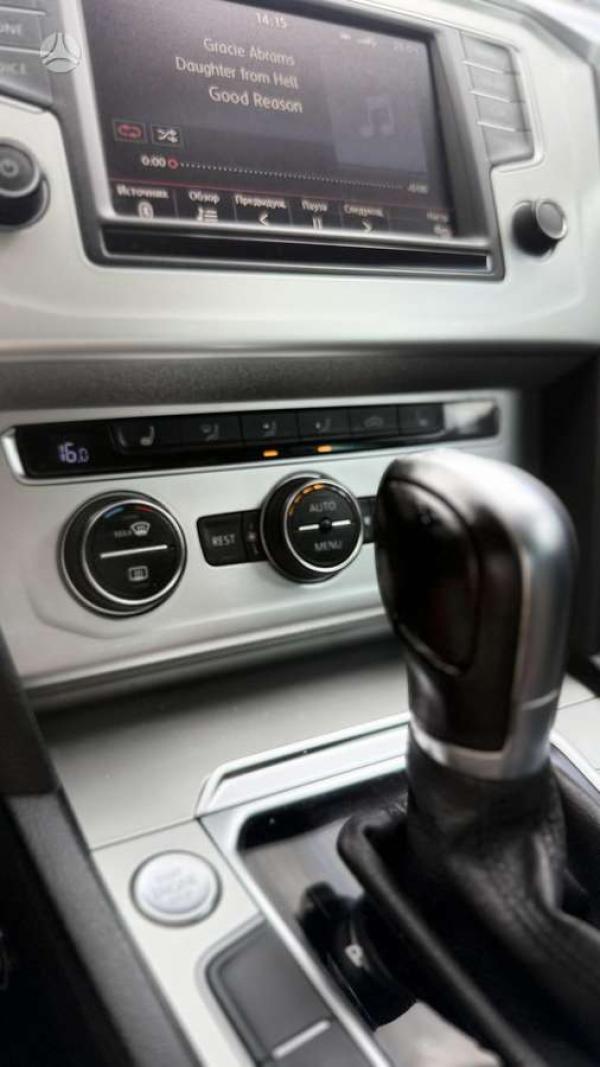 White Volkswagen Passat 2016 in Vilnius, with an engine capacity of 1.40 L and mileage of 209 thousand km for 6900 €, photo 10 on AUTOMOTO.COM.LV