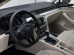 White Volkswagen Passat 2016 in Vilnius, with an engine capacity of 1.40 L and mileage of 125 thousand km for 10200 €, photo 8 on AUTOMOTO.COM.LV