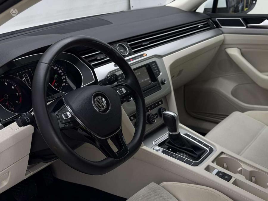 White Volkswagen Passat 2016 in Vilnius, with an engine capacity of 1.40 L and mileage of 125 thousand km for 10200 €, photo 8 on AUTOMOTO.COM.LV