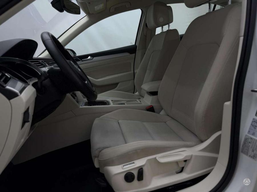 White Volkswagen Passat 2016 in Vilnius, with an engine capacity of 1.40 L and mileage of 125 thousand km for 10200 €, photo 9 on AUTOMOTO.COM.LV