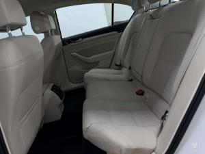 White Volkswagen Passat 2016 in Vilnius, with an engine capacity of 1.40 L and mileage of 125 thousand km for 10200 €, photo 10 on AUTOMOTO.COM.LV