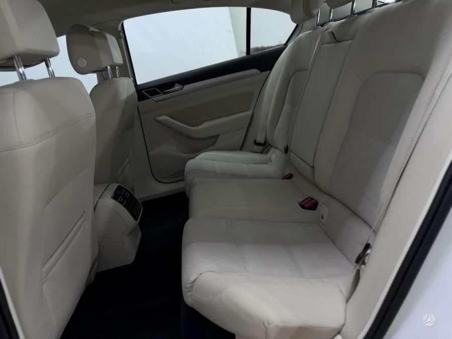 White Volkswagen Passat 2016 in Vilnius, with an engine capacity of 1.40 L and mileage of 125 thousand km for 10200 €, photo 10 on AUTOMOTO.COM.LV