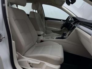 White Volkswagen Passat 2016 in Vilnius, with an engine capacity of 1.40 L and mileage of 125 thousand km for 10200 €, photo 12 on AUTOMOTO.COM.LV