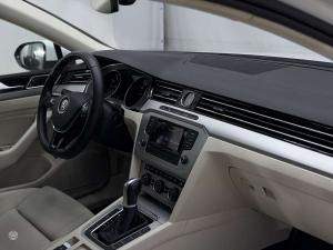 White Volkswagen Passat 2016 in Vilnius, with an engine capacity of 1.40 L and mileage of 125 thousand km for 10200 €, photo 13 on AUTOMOTO.COM.LV