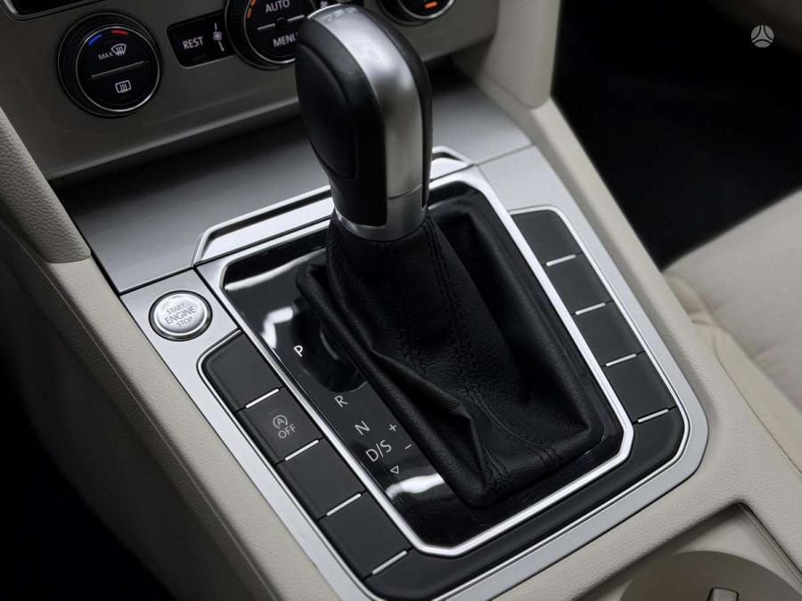 White Volkswagen Passat 2016 in Vilnius, with an engine capacity of 1.40 L and mileage of 125 thousand km for 10200 €, photo 18 on AUTOMOTO.COM.LV