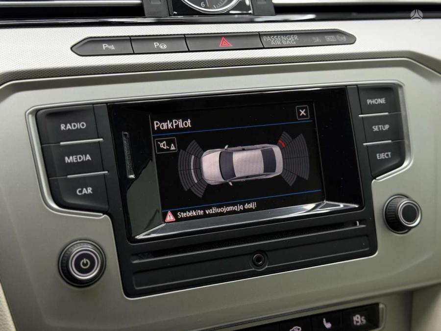 White Volkswagen Passat 2016 in Vilnius, with an engine capacity of 1.40 L and mileage of 125 thousand km for 10200 €, photo 20 on AUTOMOTO.COM.LV