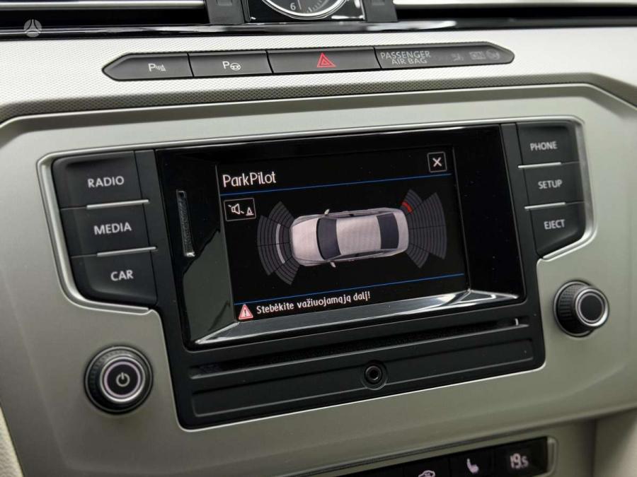 White Volkswagen Passat 2016 in Vilnius, with an engine capacity of 1.40 L and mileage of 125 thousand km for 10150 €, photo 20 on AUTOMOTO.COM.LV