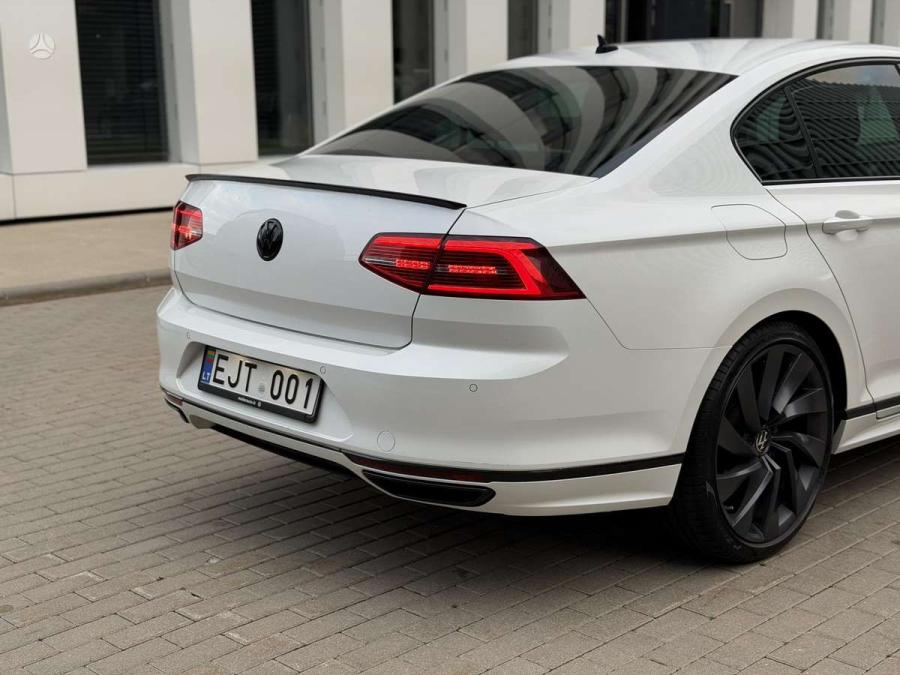 White Volkswagen Passat 2016 in Vilnius, with an engine capacity of 1.97 L and mileage of 183 thousand km for 15400 €, photo 9 on AUTOMOTO.COM.LV