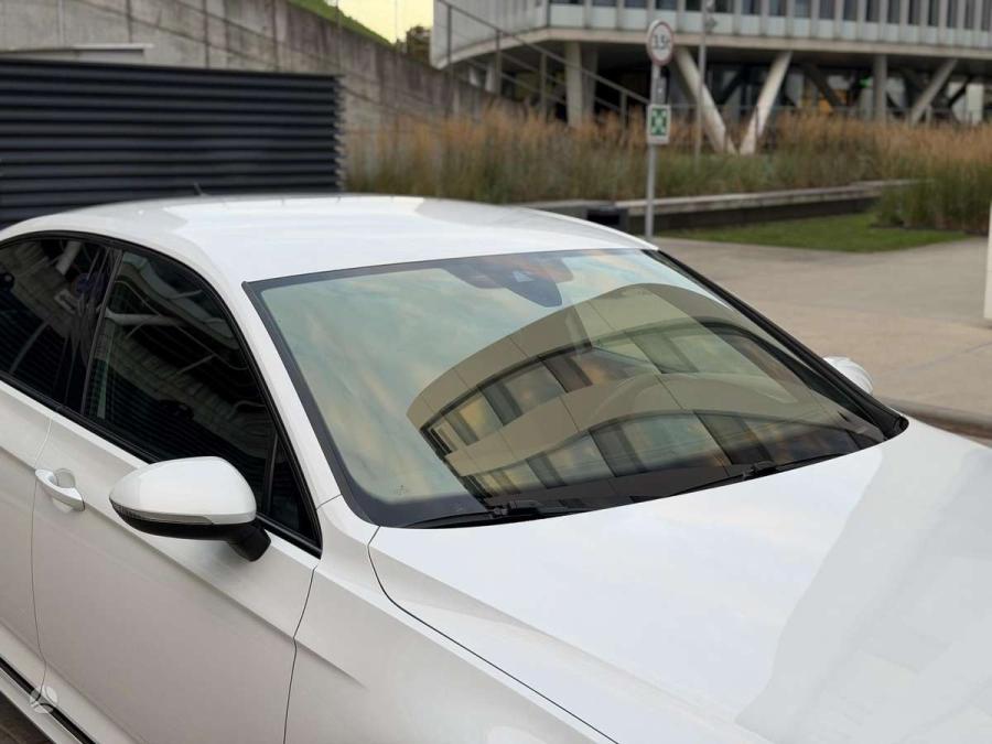 White Volkswagen Passat 2016 in Vilnius, with an engine capacity of 1.97 L and mileage of 183 thousand km for 15400 €, photo 17 on AUTOMOTO.COM.LV