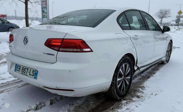 White Volkswagen Passat 2017 in Taurage, with an engine capacity of 1.60 L and mileage of 246 thousand km for 6199 €, photo 3 on AUTOMOTO.COM.LV
