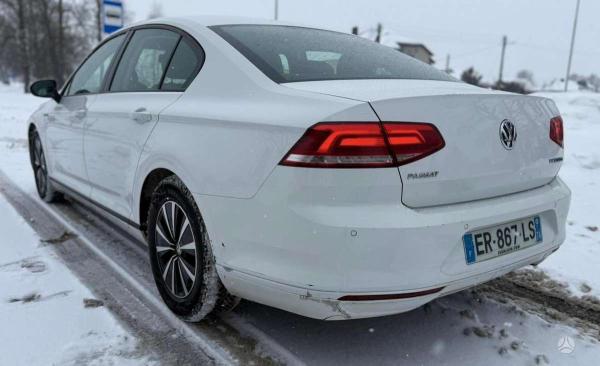 White Volkswagen Passat 2017 in Taurage, with an engine capacity of 1.60 L and mileage of 246 thousand km for 6199 €, photo 4 on AUTOMOTO.COM.LV