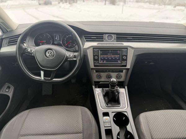 White Volkswagen Passat 2017 in Taurage, with an engine capacity of 1.60 L and mileage of 246 thousand km for 6199 €, photo 6 on AUTOMOTO.COM.LV