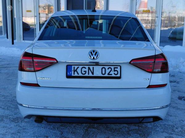 White Volkswagen Passat 2017 in Vilnius, with an engine capacity of 1.80 L and mileage of 163 thousand km for 11500 €, photo 5 on AUTOMOTO.COM.LV