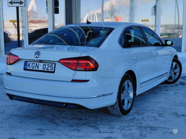 White Volkswagen Passat 2017 in Vilnius, with an engine capacity of 1.80 L and mileage of 163 thousand km for 11500 €, photo 6 on AUTOMOTO.COM.LV