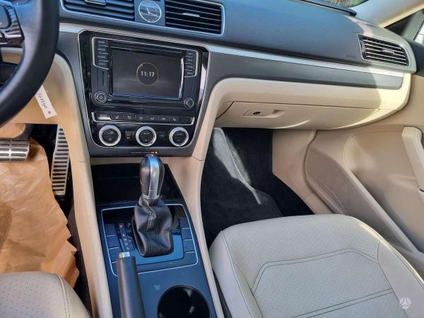 Balts Volkswagen Passat 2017 Viļņa, ar dzinēja tilpumu 1.80 L un nobraukumu 303 tūkst. km par 7600 €, foto 6 vietnē AUTOMOTO.COM.LV