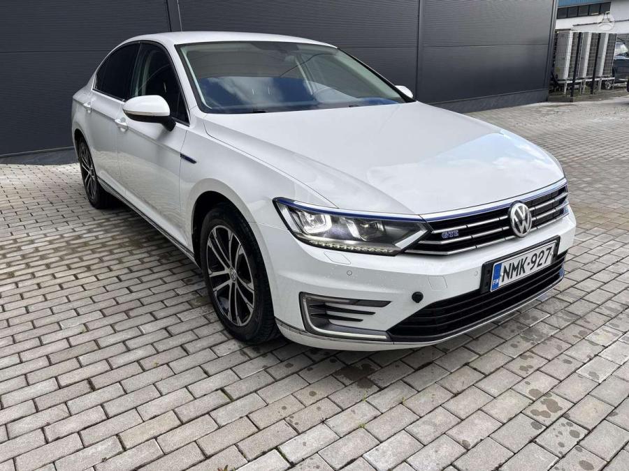 White Volkswagen Passat 2017 in Klaipeda, with an engine capacity of 1.40 L and mileage of 210 thousand km for 11800 €, photo 1 on AUTOMOTO.COM.LV