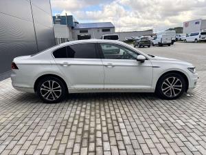 White Volkswagen Passat 2017 in Klaipeda, with an engine capacity of 1.40 L and mileage of 210 thousand km for 11800 €, photo 3 on AUTOMOTO.COM.LV
