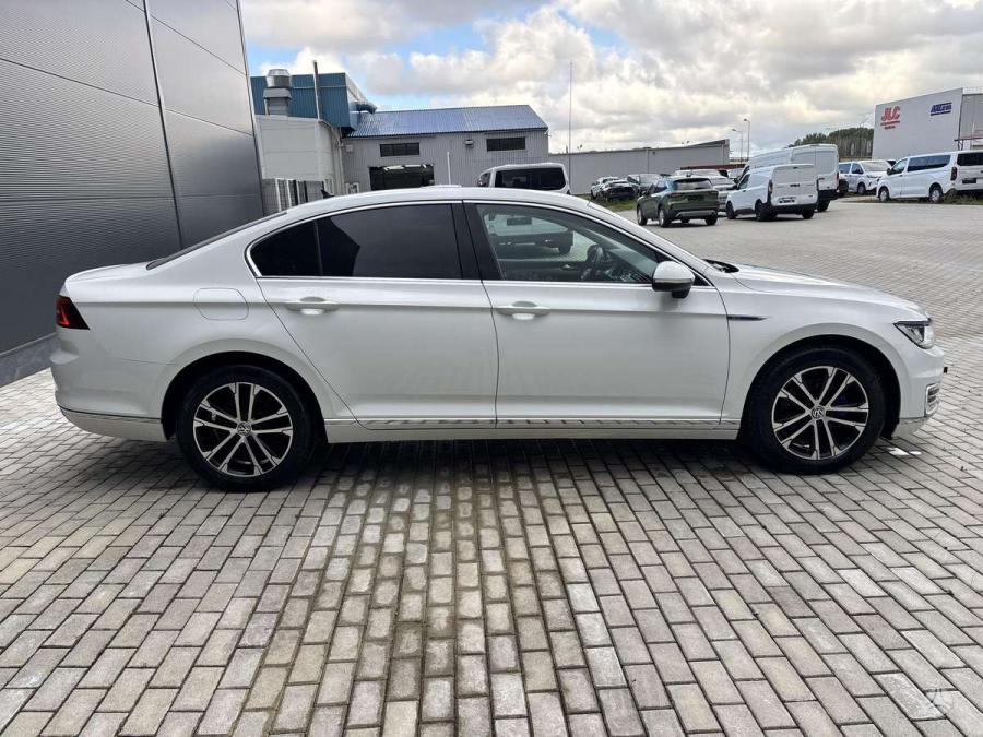 White Volkswagen Passat 2017 in Klaipeda, with an engine capacity of 1.40 L and mileage of 210 thousand km for 11800 €, photo 3 on AUTOMOTO.COM.LV