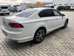 White Volkswagen Passat 2017 in Klaipeda, with an engine capacity of 1.40 L and mileage of 210 thousand km for 11800 €, photo 4 on AUTOMOTO.COM.LV