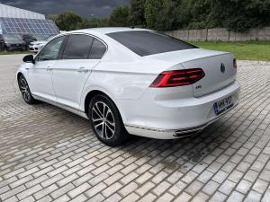 White Volkswagen Passat 2017 in Klaipeda, with an engine capacity of 1.40 L and mileage of 210 thousand km for 11800 €, photo 6 on AUTOMOTO.COM.LV