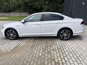 White Volkswagen Passat 2017 in Klaipeda, with an engine capacity of 1.40 L and mileage of 210 thousand km for 11800 €, photo 7 on AUTOMOTO.COM.LV