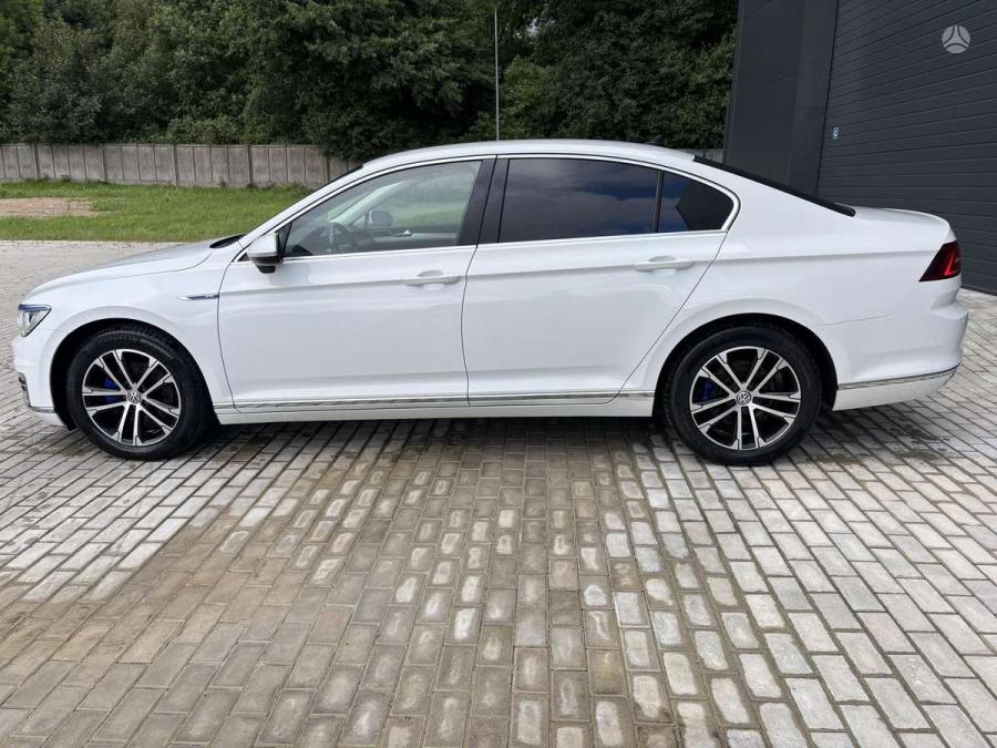 White Volkswagen Passat 2017 in Klaipeda, with an engine capacity of 1.40 L and mileage of 210 thousand km for 11800 €, photo 7 on AUTOMOTO.COM.LV