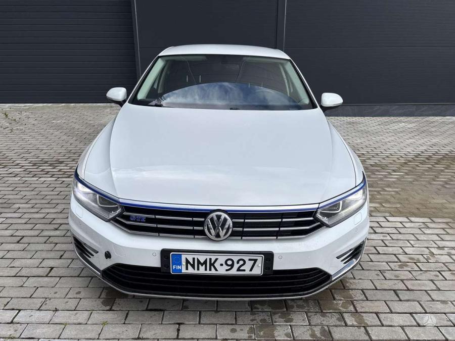 White Volkswagen Passat 2017 in Klaipeda, with an engine capacity of 1.40 L and mileage of 210 thousand km for 11800 €, photo 9 on AUTOMOTO.COM.LV