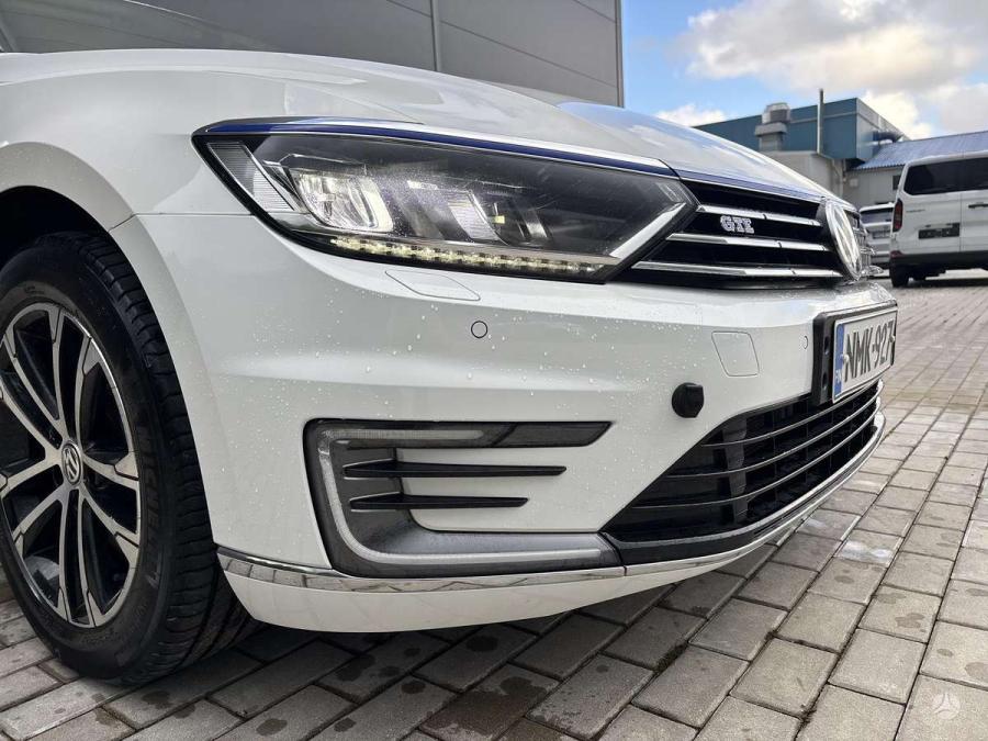 White Volkswagen Passat 2017 in Klaipeda, with an engine capacity of 1.40 L and mileage of 210 thousand km for 11800 €, photo 10 on AUTOMOTO.COM.LV