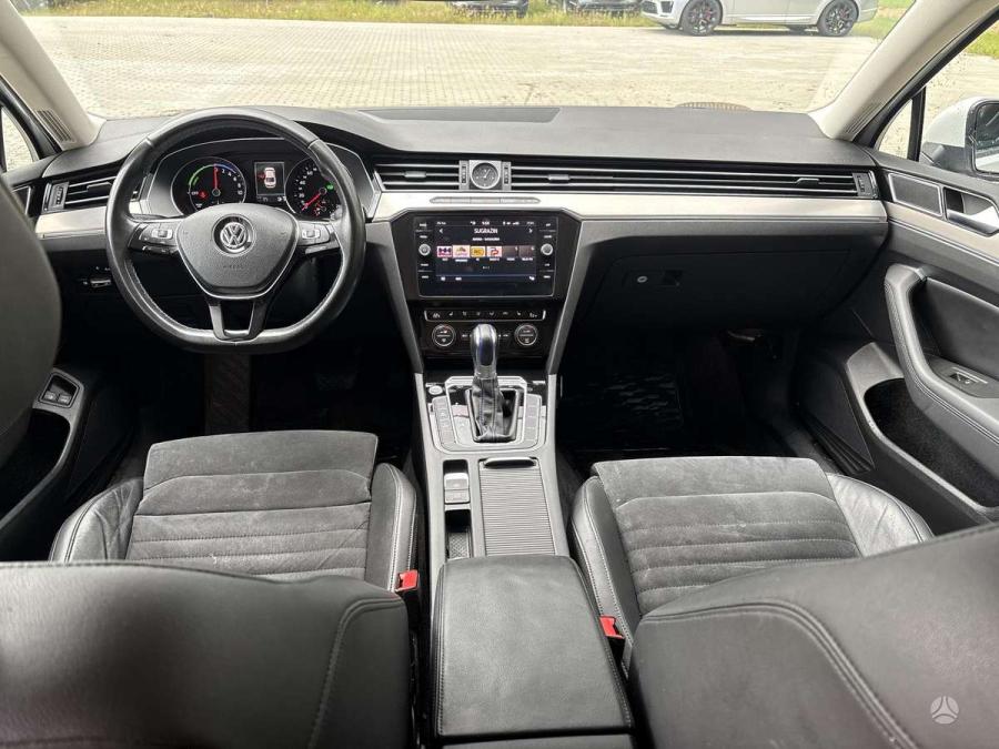 White Volkswagen Passat 2017 in Klaipeda, with an engine capacity of 1.40 L and mileage of 210 thousand km for 11800 €, photo 14 on AUTOMOTO.COM.LV