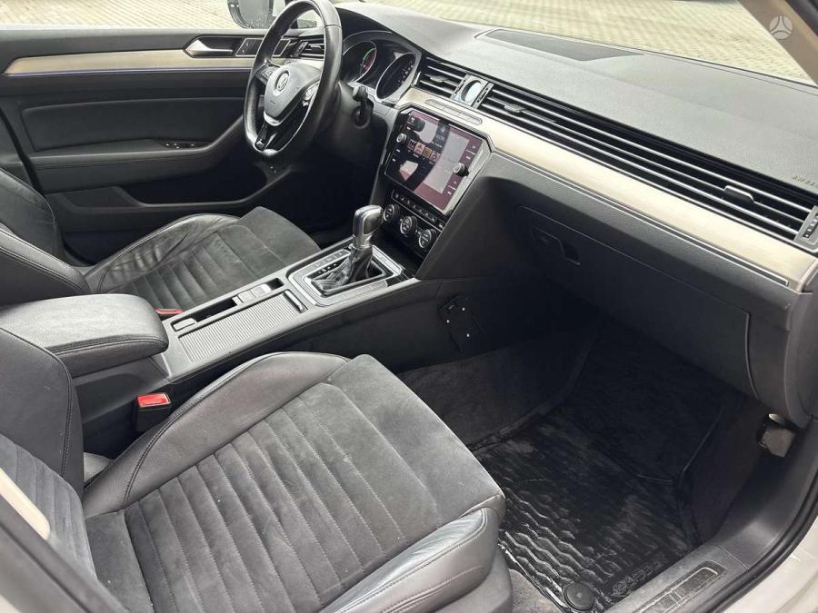 White Volkswagen Passat 2017 in Klaipeda, with an engine capacity of 1.40 L and mileage of 210 thousand km for 11800 €, photo 15 on AUTOMOTO.COM.LV