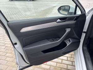 White Volkswagen Passat 2017 in Klaipeda, with an engine capacity of 1.40 L and mileage of 210 thousand km for 11800 €, photo 16 on AUTOMOTO.COM.LV