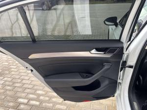 White Volkswagen Passat 2017 in Klaipeda, with an engine capacity of 1.40 L and mileage of 210 thousand km for 11800 €, photo 17 on AUTOMOTO.COM.LV