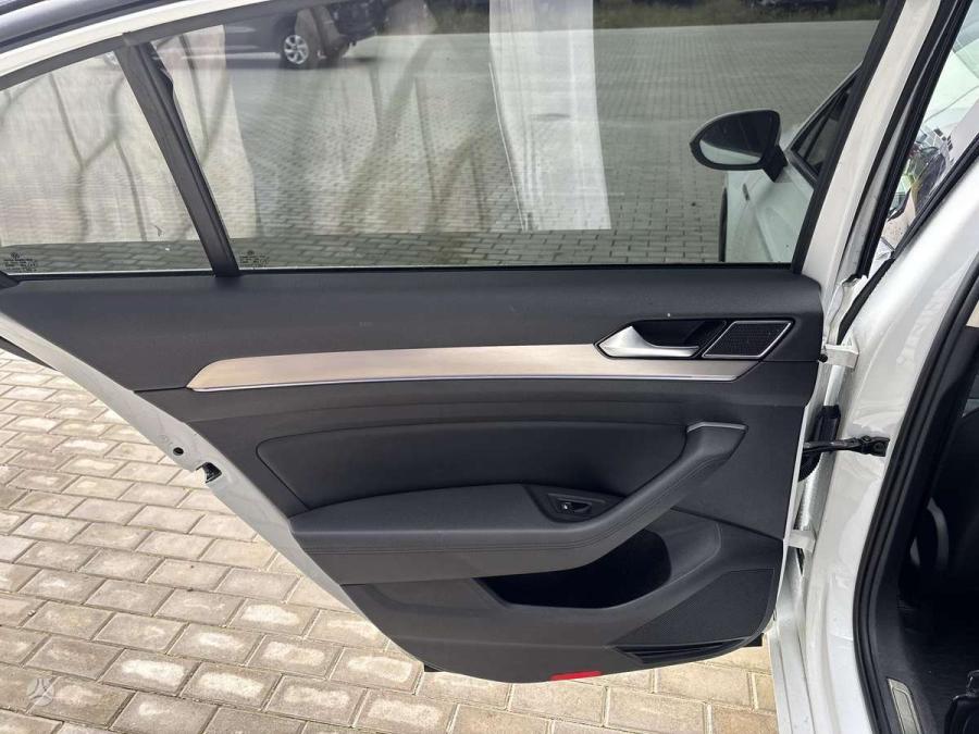 White Volkswagen Passat 2017 in Klaipeda, with an engine capacity of 1.40 L and mileage of 210 thousand km for 11800 €, photo 17 on AUTOMOTO.COM.LV