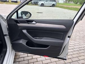 White Volkswagen Passat 2017 in Klaipeda, with an engine capacity of 1.40 L and mileage of 210 thousand km for 11800 €, photo 18 on AUTOMOTO.COM.LV