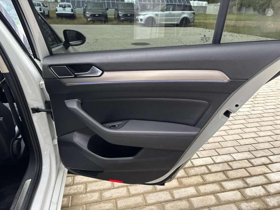 White Volkswagen Passat 2017 in Klaipeda, with an engine capacity of 1.40 L and mileage of 210 thousand km for 11800 €, photo 19 on AUTOMOTO.COM.LV