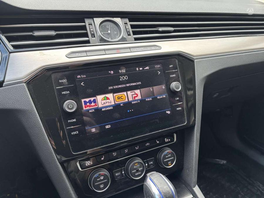 White Volkswagen Passat 2017 in Klaipeda, with an engine capacity of 1.40 L and mileage of 210 thousand km for 11800 €, photo 29 on AUTOMOTO.COM.LV