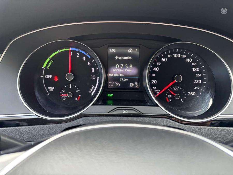 White Volkswagen Passat 2017 in Klaipeda, with an engine capacity of 1.40 L and mileage of 210 thousand km for 11800 €, photo 30 on AUTOMOTO.COM.LV