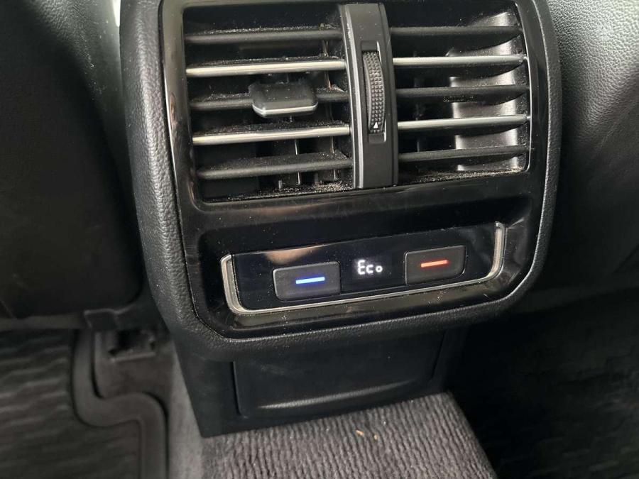 White Volkswagen Passat 2017 in Klaipeda, with an engine capacity of 1.40 L and mileage of 210 thousand km for 11800 €, photo 31 on AUTOMOTO.COM.LV