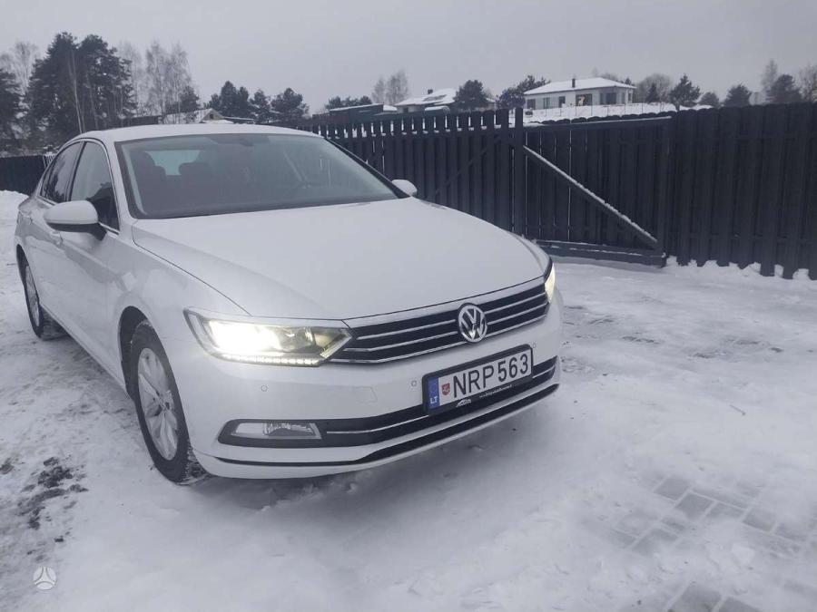 White Volkswagen Passat 2018 in Vilnius, with an engine capacity of 2.00 L and mileage of 139 thousand km for 14500 €, photo 1 on AUTOMOTO.COM.LV