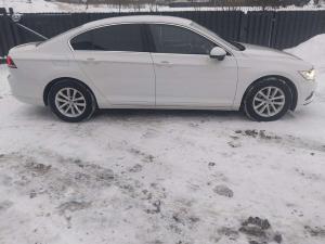 White Volkswagen Passat 2018 in Vilnius, with an engine capacity of 2.00 L and mileage of 139 thousand km for 14500 €, photo 2 on AUTOMOTO.COM.LV