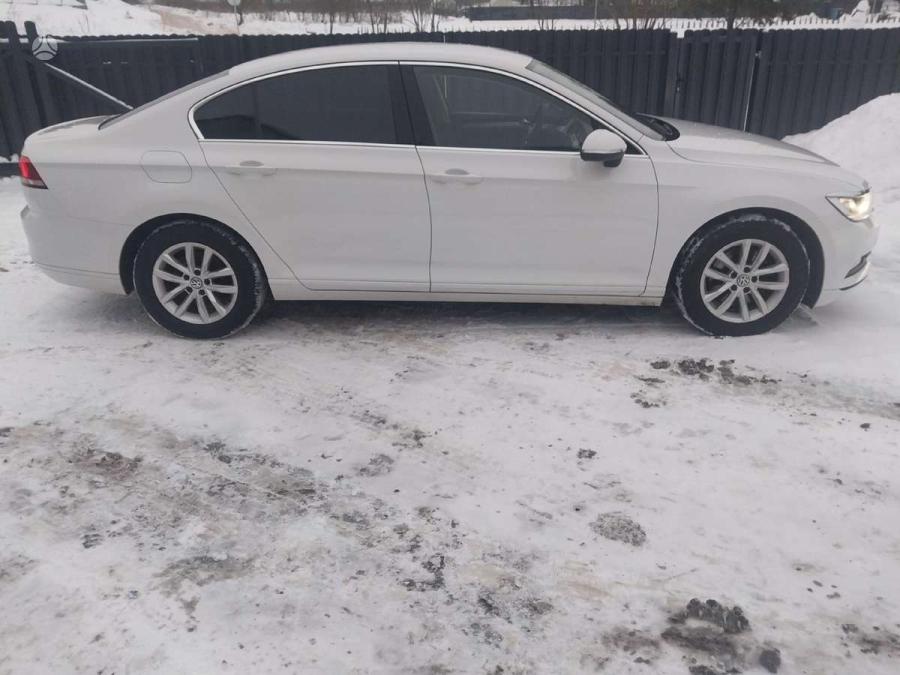 White Volkswagen Passat 2018 in Vilnius, with an engine capacity of 2.00 L and mileage of 139 thousand km for 14500 €, photo 2 on AUTOMOTO.COM.LV