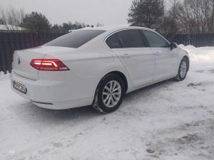 White Volkswagen Passat 2018 in Vilnius, with an engine capacity of 2.00 L and mileage of 139 thousand km for 14500 €, photo 3 on AUTOMOTO.COM.LV