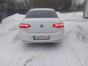 White Volkswagen Passat 2018 in Vilnius, with an engine capacity of 2.00 L and mileage of 139 thousand km for 14500 €, photo 4 on AUTOMOTO.COM.LV