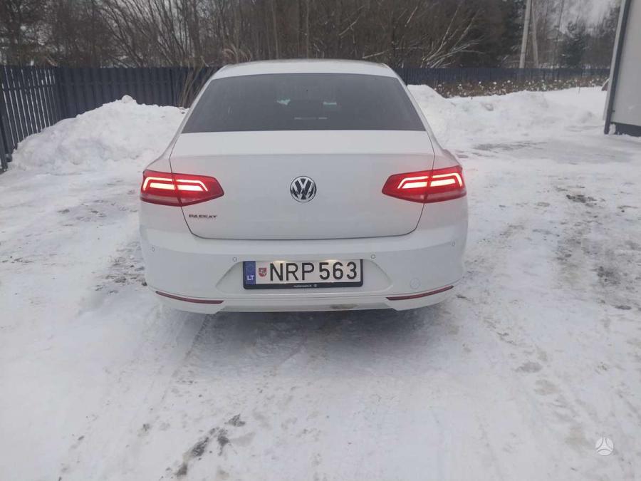 White Volkswagen Passat 2018 in Vilnius, with an engine capacity of 2.00 L and mileage of 139 thousand km for 14500 €, photo 4 on AUTOMOTO.COM.LV